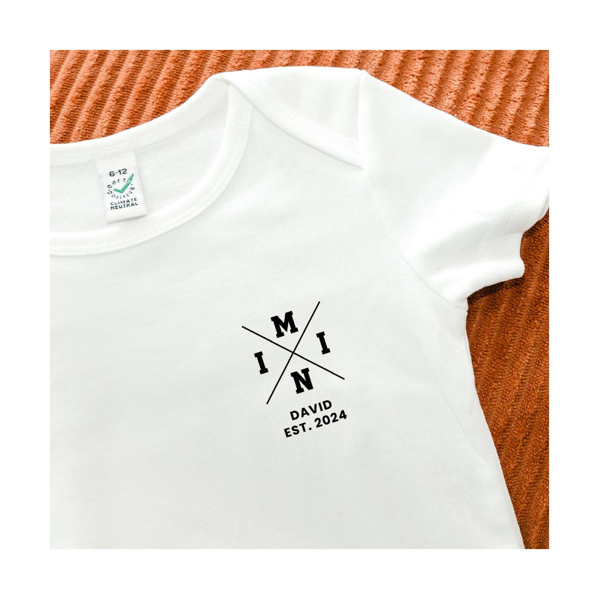 Nyfødt bodysuit tilpasset med navn og årstal | Radbag.dk